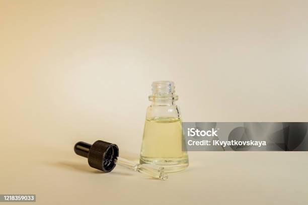 Serum Anti Penuaan Dalam Botol Kaca Dengan Dropper Pada Latar Belakang