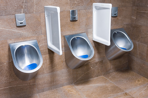 Tiga Urinal Logam Dengan Sensor Siram Air Otomatis Setelah Buang Air ... Tiga Urinal Logam Dengan Sensor Siram Air Otomatis Setelah Buang Air ...