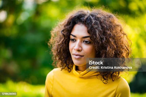 Potret Gadis Afrika Amerika Di Taman Hijau Wanita Muda Dengan Gaya Rambut Keriting Dalam Keausan