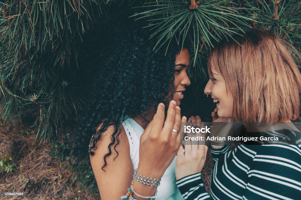 Dos Lesbianas Mostrando Afecto Besándose En La Naturaleza Una Chica Caucásica Y La Otra Latina
