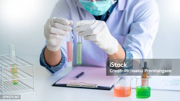 Ilmuwan Yang Meneliti Di Laboratorium Dalam Mantel Lab Putih Analisis