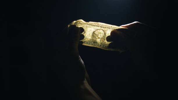 Free picture: (1$) One dollar bill in shadow with light on pyramid