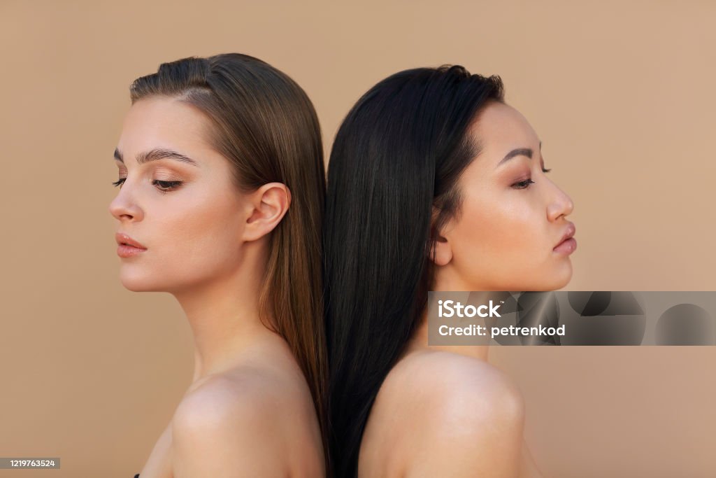 Photo Libre De Droit De Deux Belles Jeunes Femmes Multiculturelles
