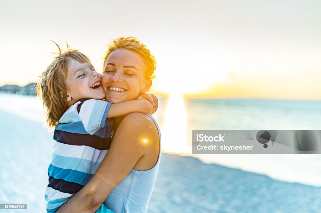 Kärleksfull Ensamstående Mamma Och Son Omfamna På Stranden Vid