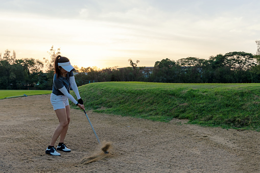 Profesi Wanita Pegolf Asia Memukul Keluar Dari Perangkap Pasir ... Profesi Wanita Pegolf Asia Memukul Keluar Dari Perangkap Pasir ...
