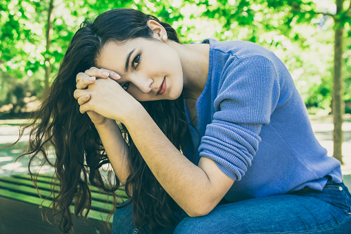 Photo Libre De Droit De Belle Femme Sasseyant Sur Le Banc Dans Le