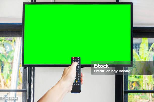 Tangan Memegang Tv Remote Controller Di Atas Layar Hijau Satu Set