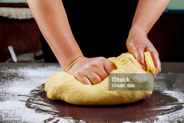 Wanita Menguleni Adonan Untuk Membuat Roti Foto Stok - Unduh Gambar ... Wanita Menguleni Adonan Untuk Membuat Roti Foto Stok - Unduh Gambar ...