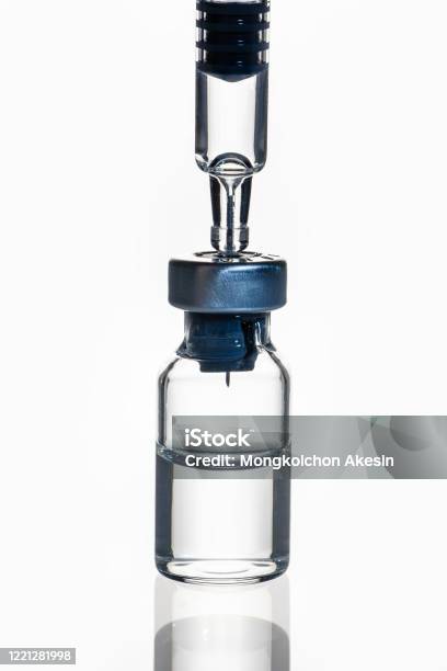 Jarum Suntik Kaca Dengan Botol Obat Terisolasi Di Latar Belakang Putih