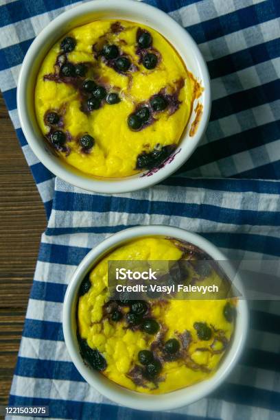 Casserole Keju Cottage Dengan Cokelat Dan Blueberry Dalam Piring Putih