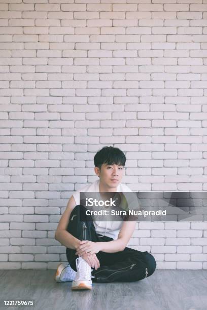 Pria Model Asia Duduk Di Lantai Dan Berlutut Foto Stok - Unduh Gambar ... Pria Model Asia Duduk Di Lantai Dan Berlutut Foto Stok - Unduh Gambar ...