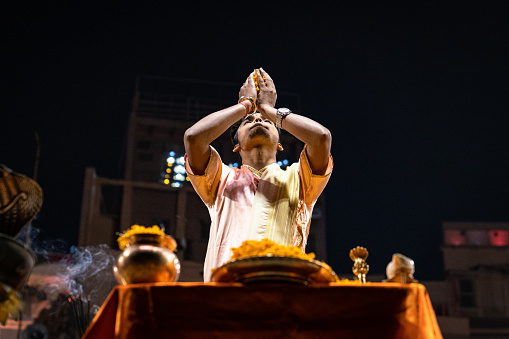 Hombre Rezando En La Celebración De Ganga Aarti En Dashashwamedh Ghat ... Hombre Rezando En La Celebración De Ganga Aarti En Dashashwamedh Ghat ...