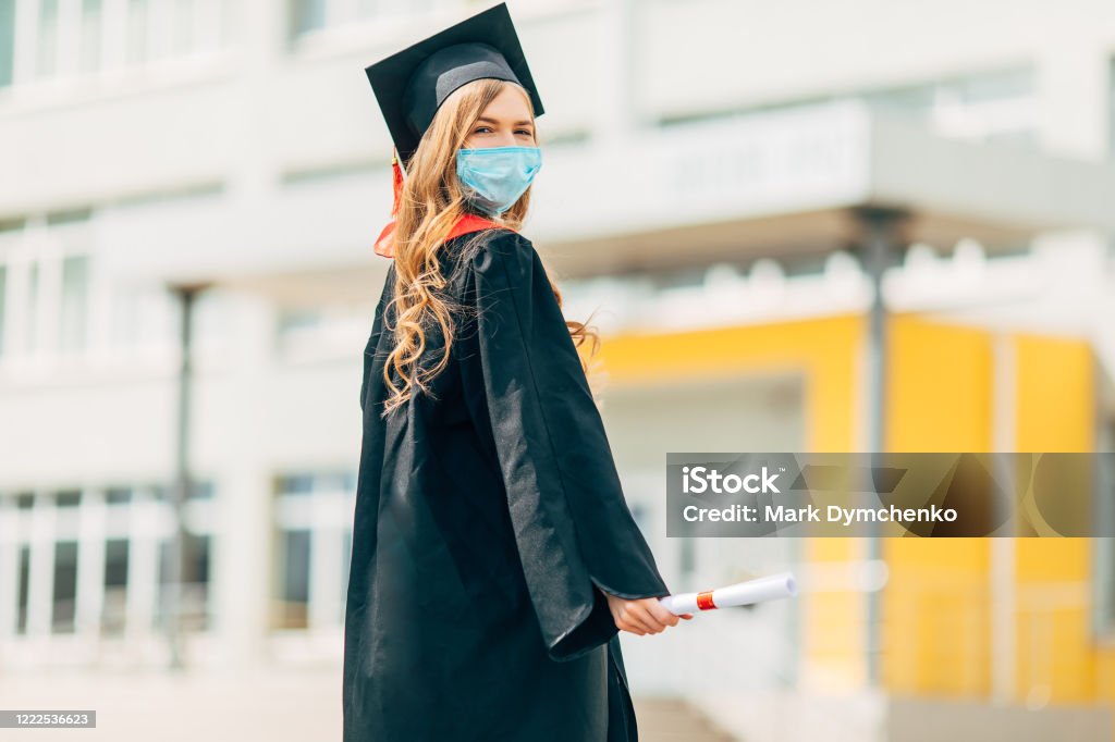 Elinde Diploması Olan Siyah Mezuniyet Elbisesi Giymiş Tıbbi Maskeli Bir ... Elinde Diploması Olan Siyah Mezuniyet Elbisesi Giymiş Tıbbi Maskeli Bir ...