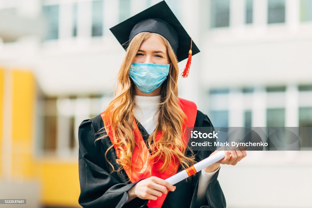 Elinde Diploması Olan Siyah Mezuniyet Elbisesi Giymiş Tıbbi Maskeli Bir ... Elinde Diploması Olan Siyah Mezuniyet Elbisesi Giymiş Tıbbi Maskeli Bir ...