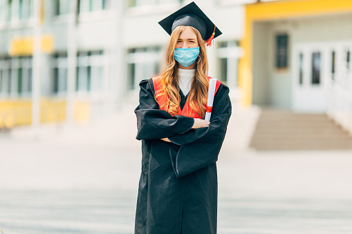 Elinde Diploması Olan Siyah Mezuniyet Elbisesi Giymiş Tıbbi Maskeli Bir ... Elinde Diploması Olan Siyah Mezuniyet Elbisesi Giymiş Tıbbi Maskeli Bir ...