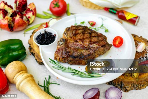 Steak Barbekyu Berair Dengan Acar Bawang Dan Jalapeno Di Atas Piring
