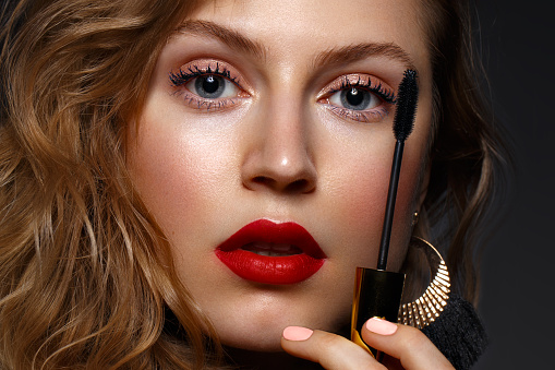 Vacker Tjej Med Röda Läppar Och Klassisk Makeup Och Lockar Med Mascara