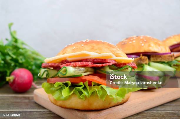 Burger Yang Berbeda Di Papan Kayu Roti Buatan Sendiri Dengan Ham Atau