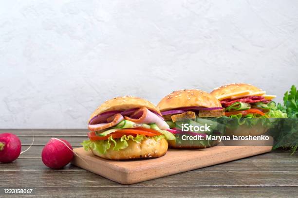 Burger Yang Berbeda Di Papan Kayu Roti Buatan Sendiri Dengan Ham Atau