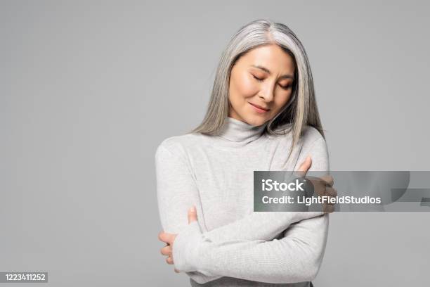 Wanita Asia Yang Menerai Di Turtleneck Dengan Rambut Abuabu Dan Mata