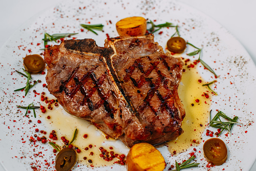 Steak Daging Sapi Panggang Dengan Rempahrempah Terisolasi Di Latar
