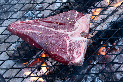 Memanggang Steak Daging Sapi Di Atas Panggangan Menyala Foto Stok