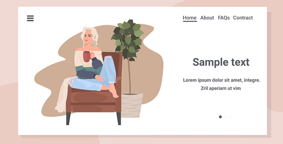 Belle Jeune Femme Sasseyant Sur La Fille De Fauteuil Buvant Lespace