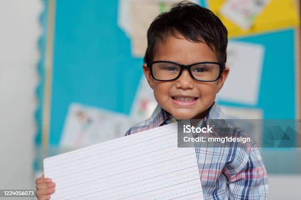 Seorang Anak Kecil Dengan Senyum Imut Yang Memegang Papan Panduan ... Seorang Anak Kecil Dengan Senyum Imut Yang Memegang Papan Panduan ...