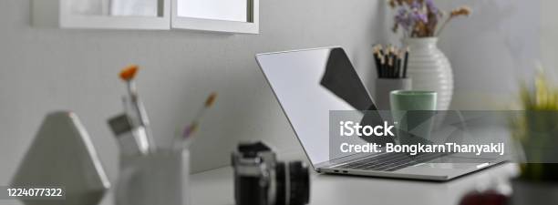 Tampilan Samping Meja Kantor Desainer Dengan Laptop Alat Lukis Kamera