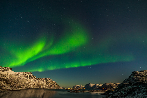 Lampu Utara Yang Menakjubkan Aurora Borealis Di Atas Pegunungan Di ... Lampu Utara Yang Menakjubkan Aurora Borealis Di Atas Pegunungan Di ...