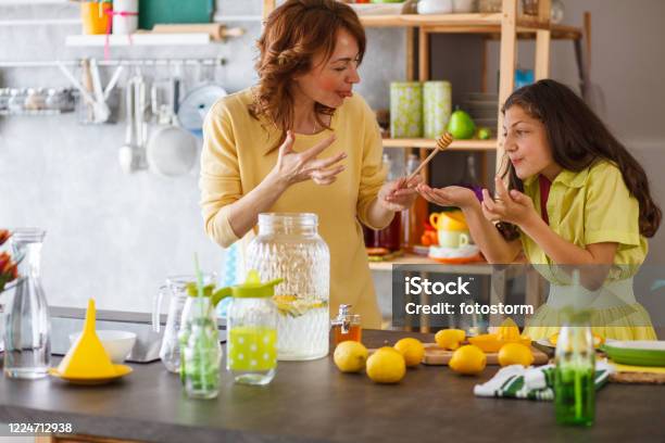 Ibu Dan Anak Mencicipi Makanan Di Dapur Sambil Membuat Limun Foto Stok ... Ibu Dan Anak Mencicipi Makanan Di Dapur Sambil Membuat Limun Foto Stok ...