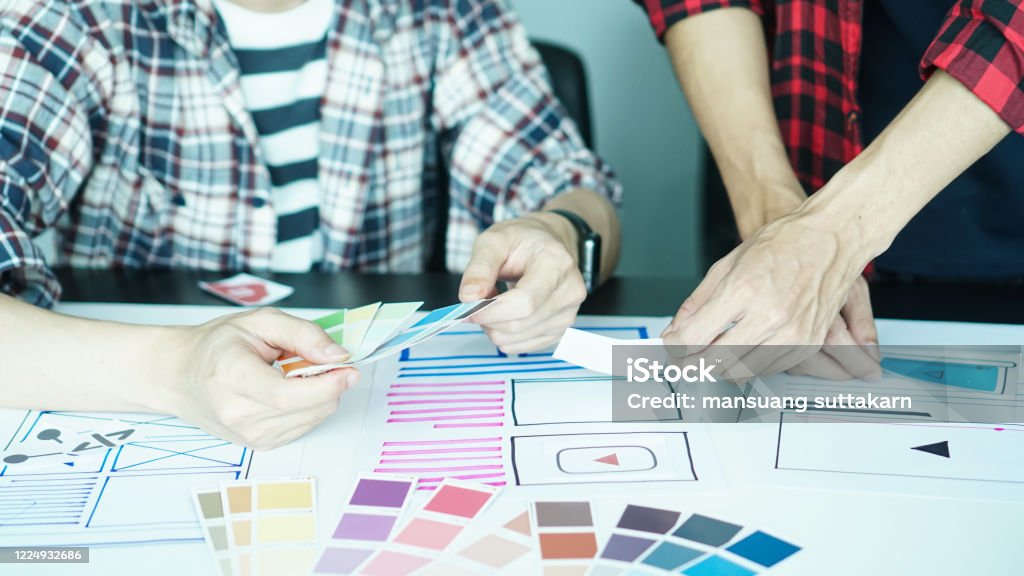 Desainer Pria Menggambar Desainer Ui Ux Bekerja Dan Merancang Antarmuka