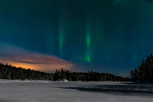 Lampu Kutub Dramatis Aurora Borealis Dengan Banyak Awan Dan ... Lampu Kutub Dramatis Aurora Borealis Dengan Banyak Awan Dan ...
