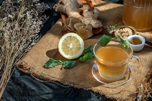 Jus Jahe Panas Dengan Lemon Dan Mint Akar Dan Irisan Jahe Disajikan ... Jus Jahe Panas Dengan Lemon Dan Mint Akar Dan Irisan Jahe Disajikan ...