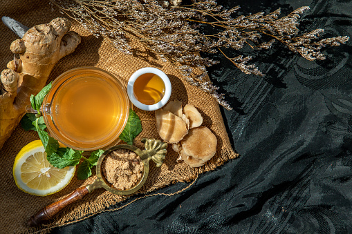 Jus Jahe Panas Dengan Lemon Dan Mint Akar Dan Irisan Jahe Disajikan ... Jus Jahe Panas Dengan Lemon Dan Mint Akar Dan Irisan Jahe Disajikan ...