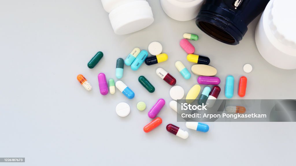 Botol Obat Kaca Putih Dan Coklat Dengan Tablet Warnawarni Pil Obat Kapsul Menggunakan Untuk