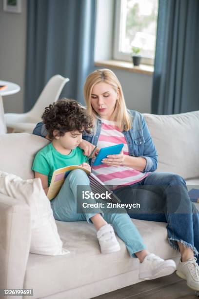 Sarışın Kadın Ve Kıvırcık Çocuk Kanepede Oturan Kadın Çocuk Onun Atama
