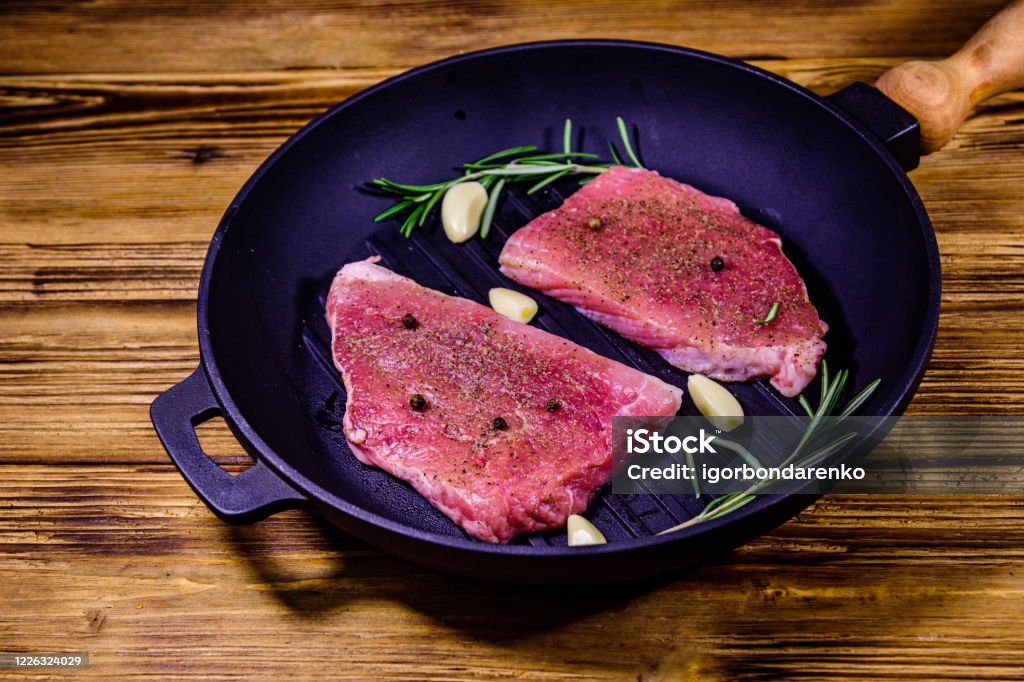 Steak Mentah Dengan Bawang Putih Rosemary Dan Rempahrempah Dalam Panci