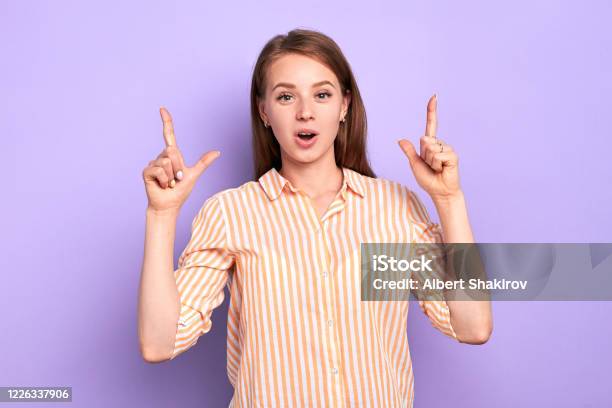 Gadis Lucu Positif Dengan Penampilan Menarik Menunjuk Jari Telunjuk ... Gadis Lucu Positif Dengan Penampilan Menarik Menunjuk Jari Telunjuk ...