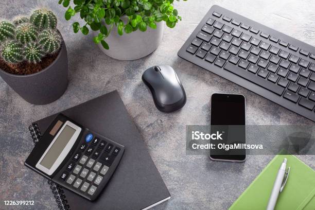 Meja Kantor Rumah Dengan Keyboard Komputer Notebook Notebook Tanaman