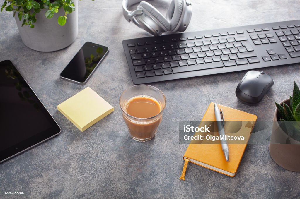 Meja Kantor Rumah Dengan Keyboard Komputer Notebook Notebook Tanaman