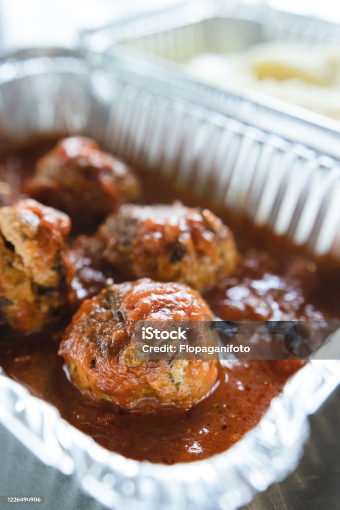 Bakso Dalam Saus Tomat Dengan Haluskan Dalam Nampan Aluminium Takeaway ... Bakso Dalam Saus Tomat Dengan Haluskan Dalam Nampan Aluminium Takeaway ...