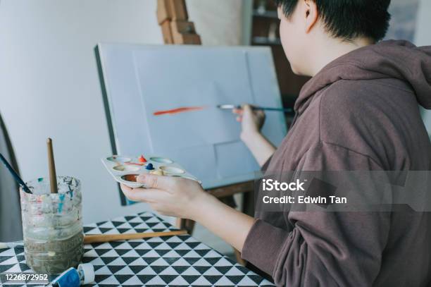 Seorang Seniman Wanita Cina Asia Menggambar Di Rumah Dengan Palet Warna