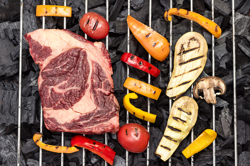 Steak Daging Sapi Marmer Di Atas Panggangan Bbq Dengan Sayuran Di Atas