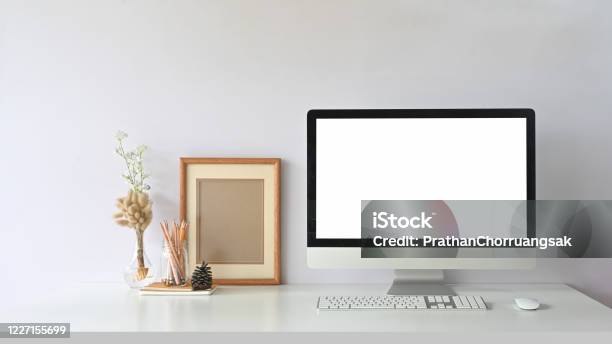 Monitor Komputer Dengan Layar Kosong Putih Menempatkan Di Ruang Kerja