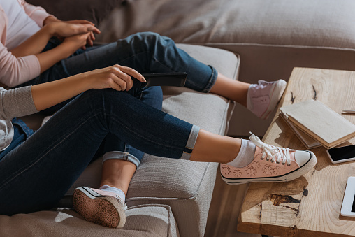 Tampilan Dipotong Ibu Memegang Remote Controller Dekat Anakanak Di Sofa ... Tampilan Dipotong Ibu Memegang Remote Controller Dekat Anakanak Di Sofa ...