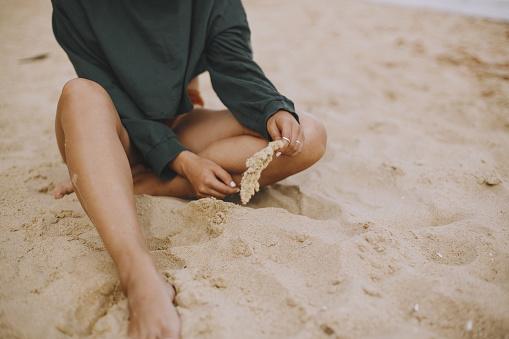Photo Libre De Droit De Fille Insouciante De Hipster Retenant Lherbe Et