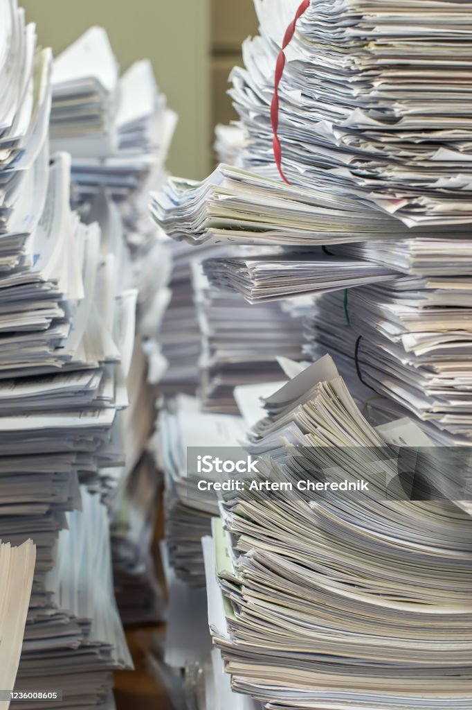 オフィスに紙の書類が山積みで書かされている Clutteredのストックフォトや画像を多数ご用意 Cluttered オフィス