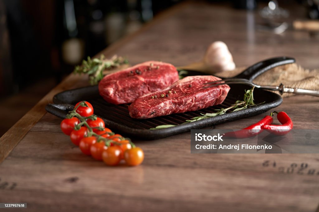 Dua Steak Segar Dan Berair Striploin Dan Ribeye Dalam Wajan Panggangan