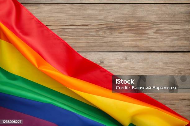 Bendera Lgbt Pelangi Di Latar Belakang Kayu Abuabu Dengan Ruang